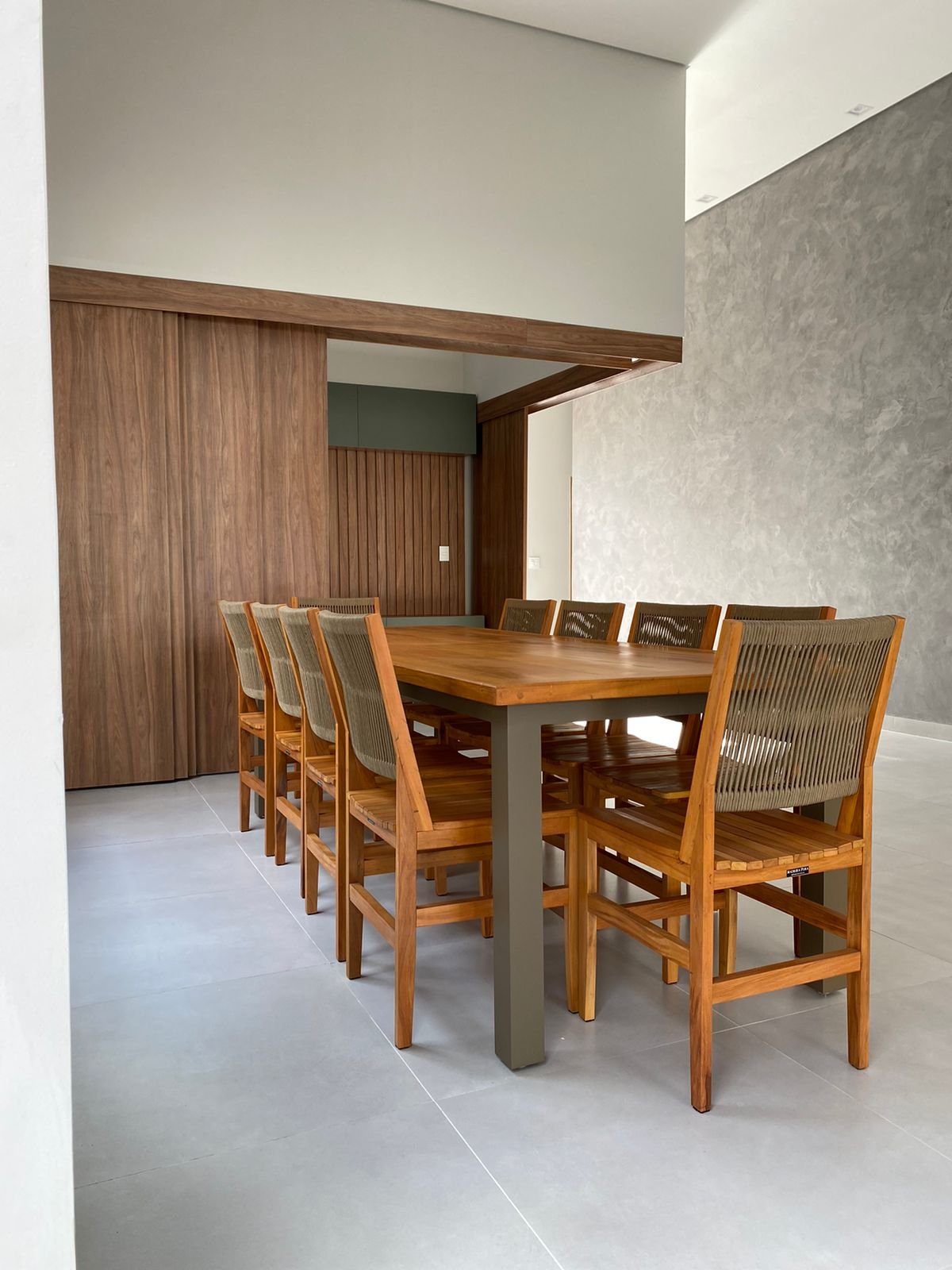 Madeira Pura - Mesa Tampo Peroba Rosa com Base em Aluminio Cor Fendi e 10 Cadeiras Confort Corda ...