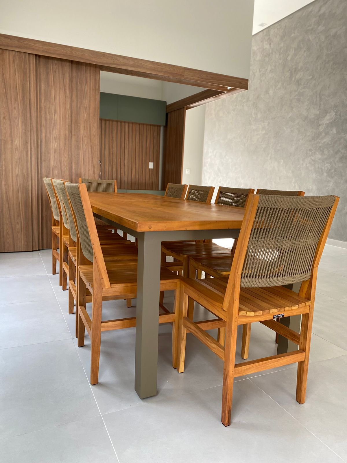 Madeira Pura - Mesa Tampo Peroba Rosa com Base em Aluminio Cor Fendi e 10 Cadeiras Confort Corda ...