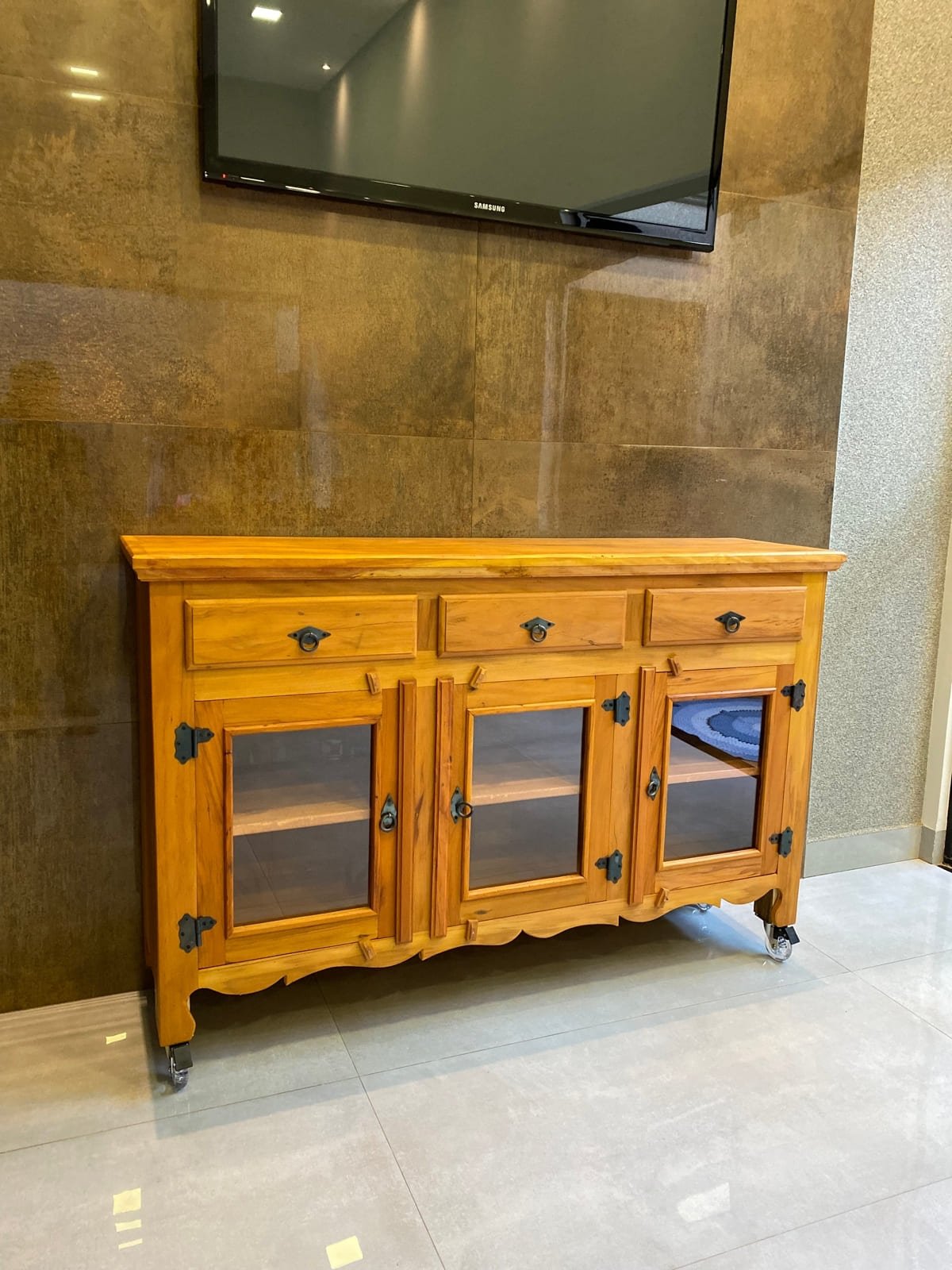 Madeira Pura - Buffet Madeira Maciça Com Porta de Vidro